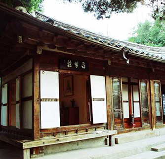 Walk on the trails of modern history in Seongbuk-dong, Seoul - Trazy ...